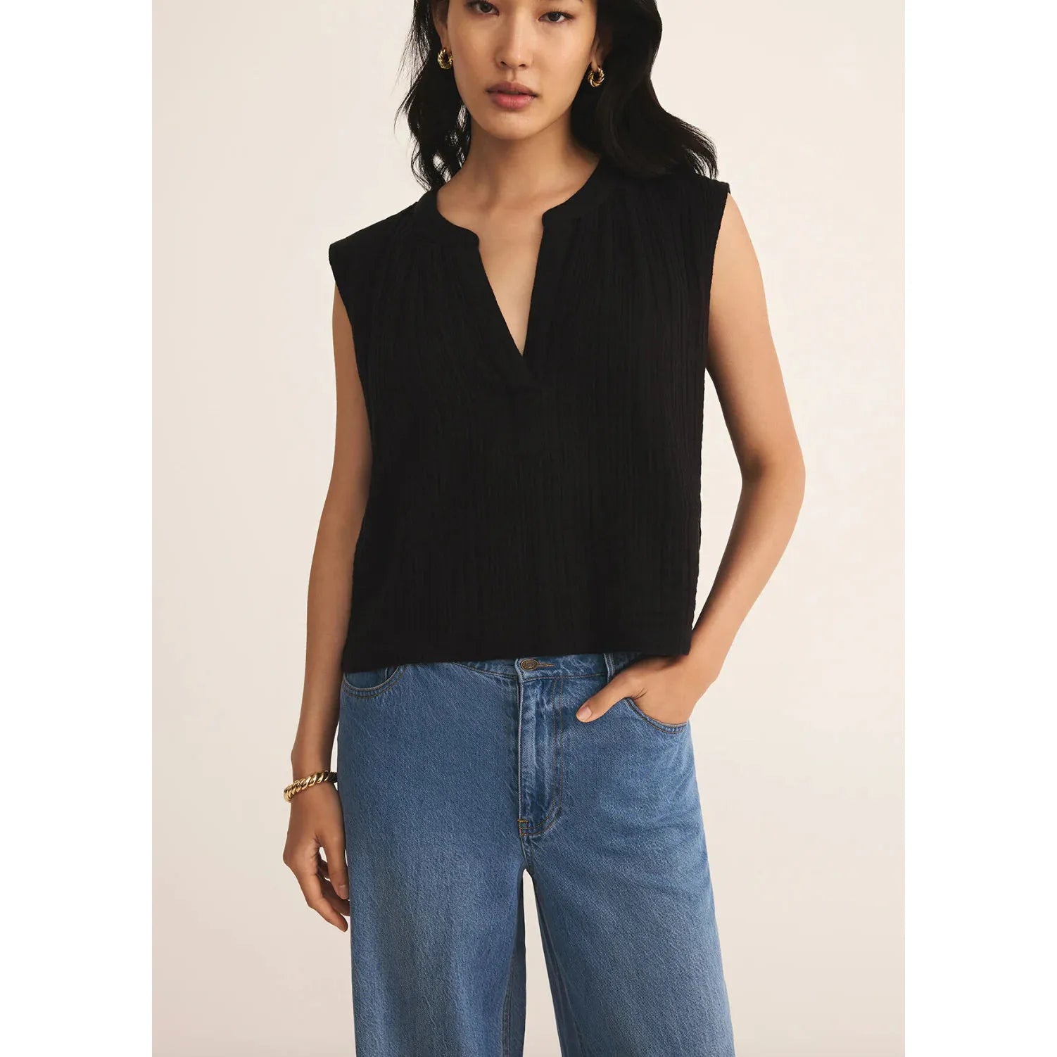 Cliffside V-Neck Airy Top | Black – Modern Komfort